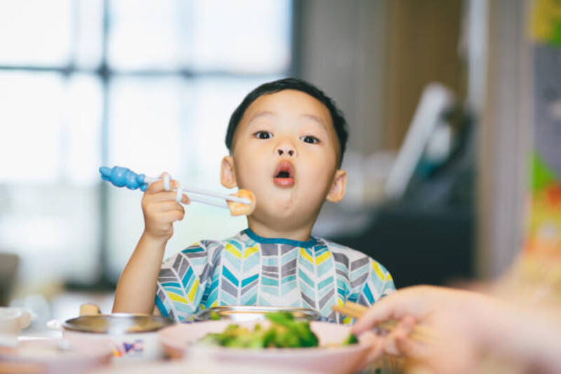 Kapan Si Kecil Mulai Bisa Pakai Sumpit? Intip Tips Melatihnya! - Kuybeli